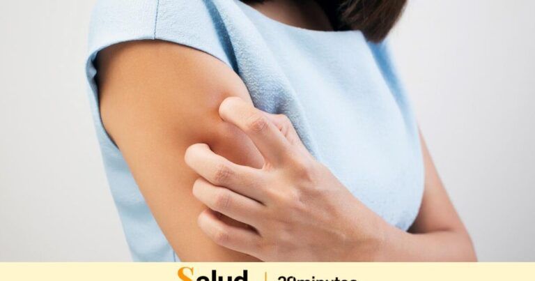 El significado detrás de rascarse la mano